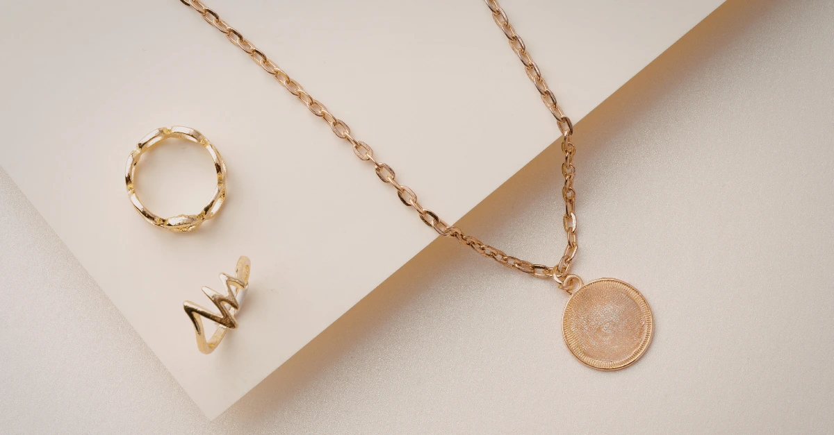 Minimalist Jewellery Styling Tips for a Clean & Modern Look - House Of ...
