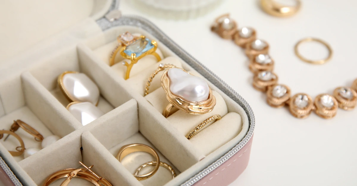 Minimalist Jewellery Styling Tips for a Clean & Modern Look - House Of ...